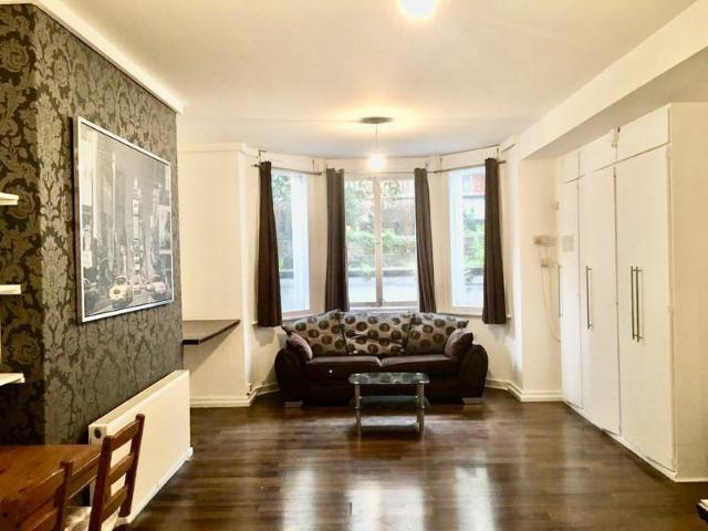 Huge 40m2 studio only £1900 pm