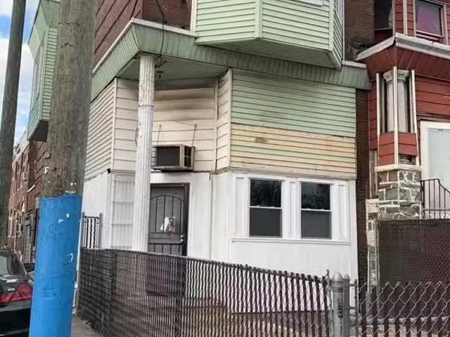 Huge 4 bedroom 1.5 bath w garage 437 E Allegheny Ave