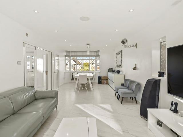 Huge 4 Bedroom House Coming Available to Rent CR2!