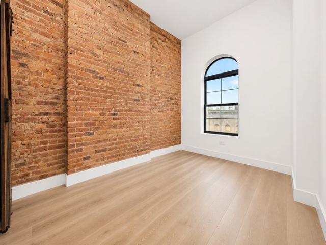 Huge 5bed/2.5bath duplex with private backyard