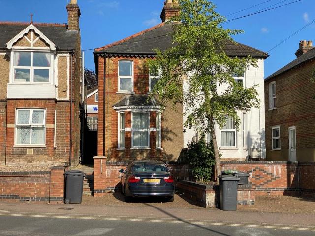 Hughenden Road, Hp13 1 bed apartment to rent £1,050 pcm £242 pw