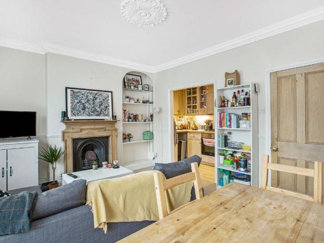 Hugon Road, Fulham, London SW6, 2 bed flat to rent, £2,150 pcm | PrimeLocation