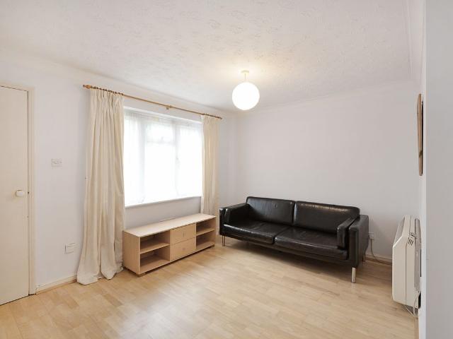 Hull Close, Canada Water SE16, 1 bed flat to rent, £1,700 pcm | PrimeLocation
