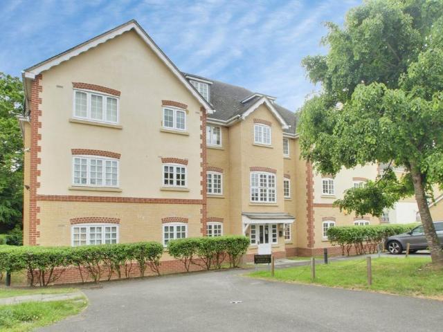 Hurworth Avenue, Langley SL3 2 bed apartment to rent £1,600 pcm £369 pw