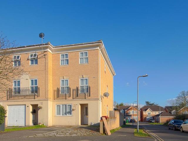 Hurworth Avenue, Langley, SL3 5 bed townhouse to rent £3,000 pcm £692 pw