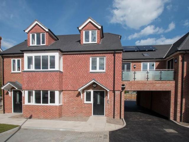 Hurdles View, Fontwell 2 bed flat to rent £1,150 pcm £265 pw