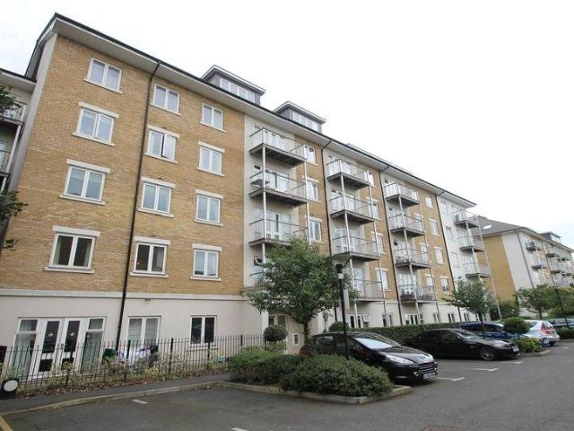 Hurley House, 31 Park Lodge Avenue. 3 bed flat to rent £2,000 pcm £462 pw