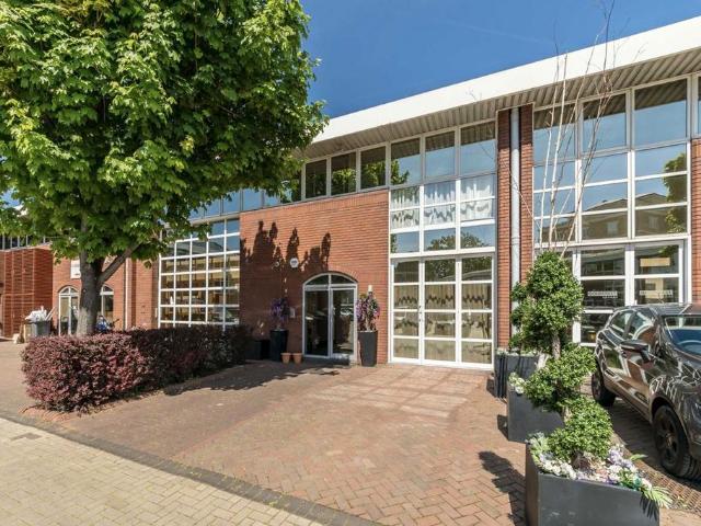 Hurlingham Business Park, Fulham SW6 2 bed flat to rent £3,400 pcm £785 pw