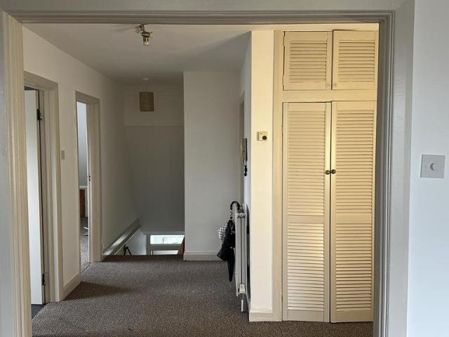 Hutton Grove, London N12 3 bed flat to rent £2,150 pcm £496 pw