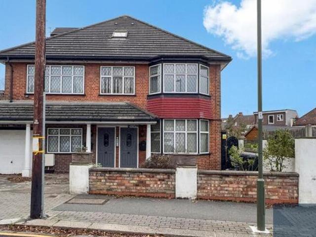 Hutton Grove, London, 2 Bedroom Apartment