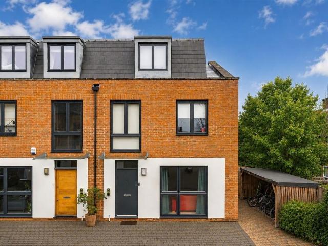 Hutton Mews, London SW15 4 bed terraced house to rent £4,900 pcm £1,131 pw