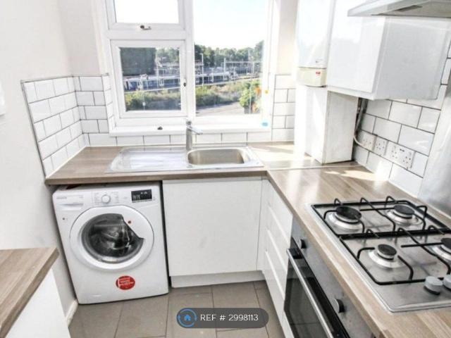 Hutton Road, Shenfield, Brentwood CM15, 2 bed flat to rent, £1,350 pcm | PrimeLocation