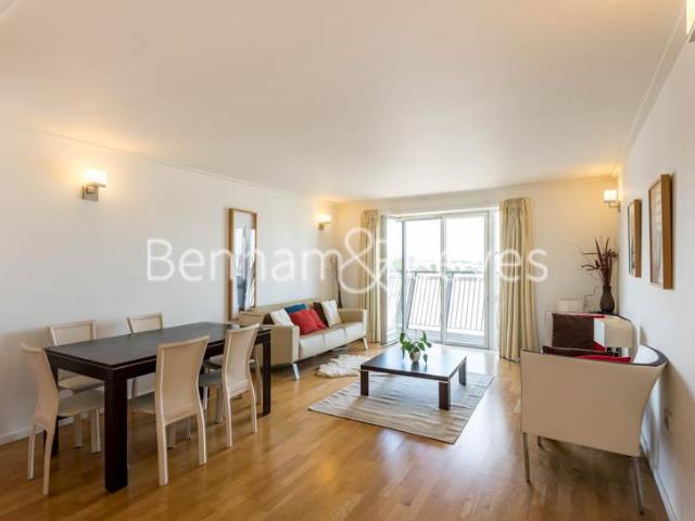 Hutchings Street, Canary Wharf E14 2 bed apartment to rent £2,550 pcm £588 pw