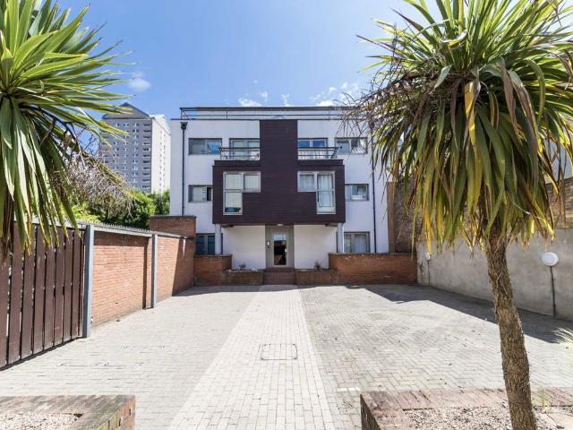 Hutchings Street, Canary Wharf E14, 2 bed flat to rent, £2,250 pcm | PrimeLocation