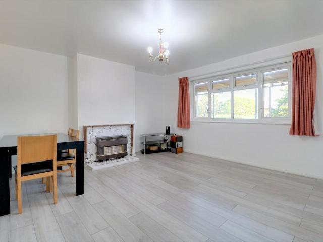Hutchinson Court, Romford, RM6 5ET 3 bed flat to rent £2,000 pcm £462 pw