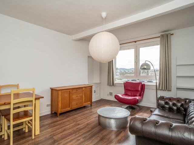 Hutchison Terrace, Edinburgh. 2 bed terraced house to rent £1,370 pcm £316 pw
