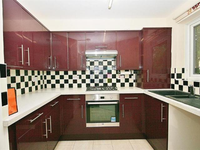 Huxley Close, Northolt 2 bed apartment to rent £1,700 pcm £392 pw