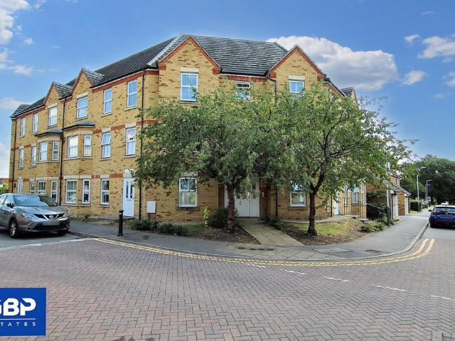 Hyde Close, Greenwich Court, RM1 2 bed apartment to rent £1,650 pcm £381 pw