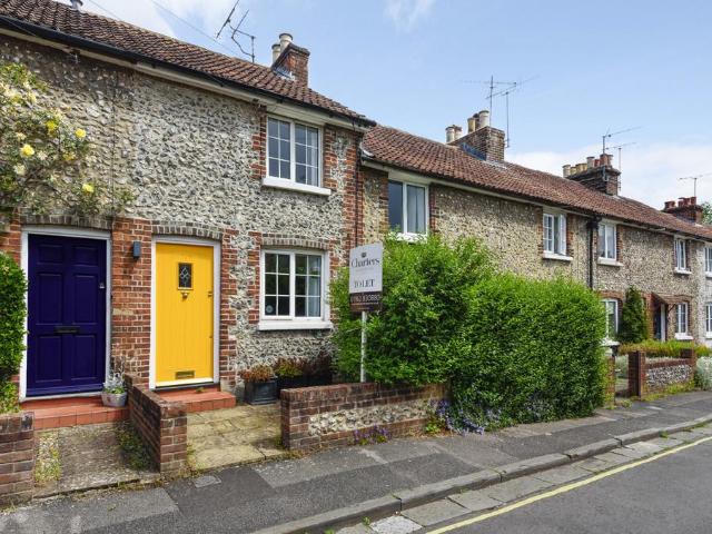 Hyde Close, Hampshire SO23 2 bed terraced house to rent £1,850 pcm £427 pw