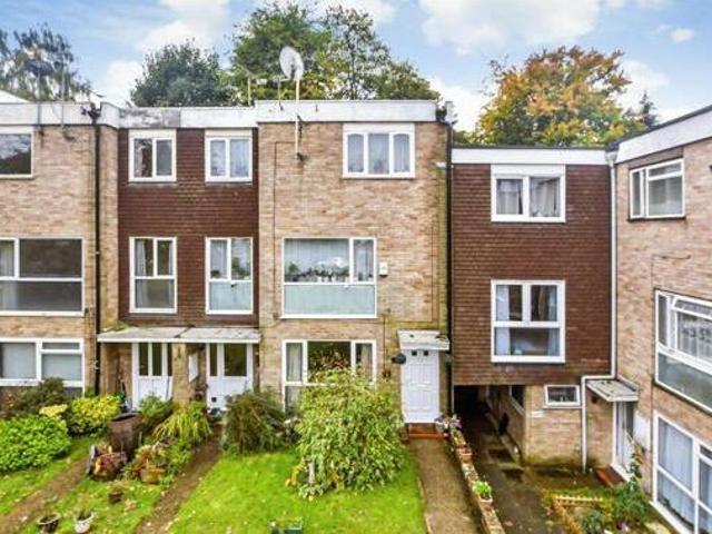 Hyde Heath Court, Pound Hill, 2 Bedroom Maisonette