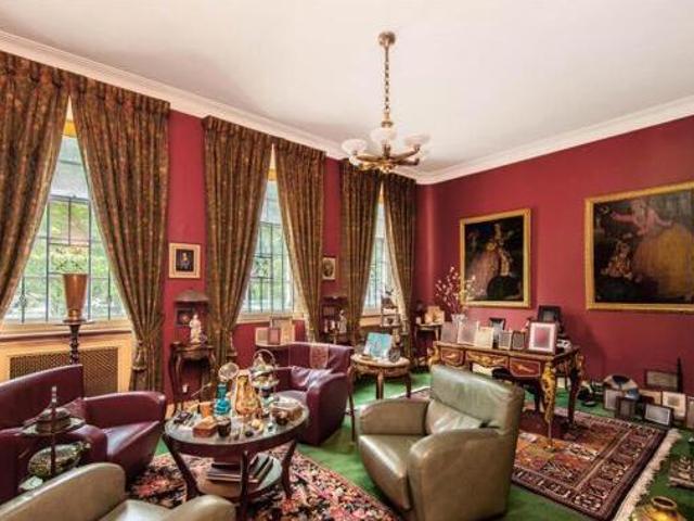 Hyde Park Crescent, Hyde Park Estate, 6 Bedroom Terraced