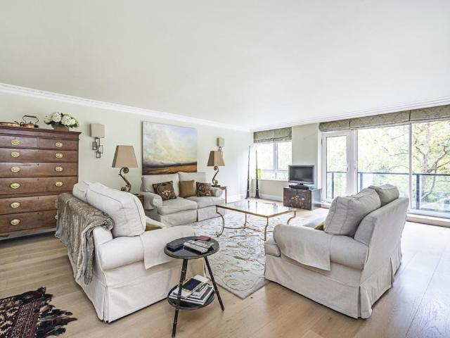 Hyde Park Gate London SW7 3 bed flat to rent £9,500 pcm £2,192 pw