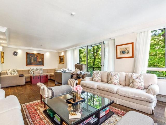 Hyde Park Gate, London, SW7 4 bed flat to rent £13,867 pcm £3,200 pw