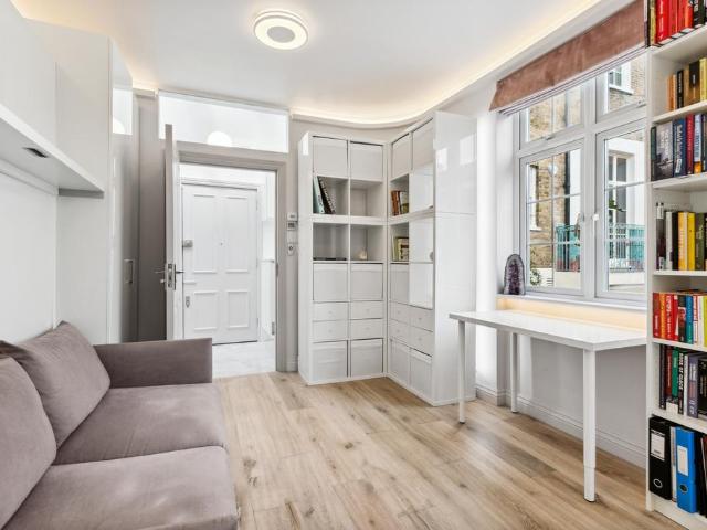 Hyde Park Square, London Studio to rent £2,250 pcm £519 pw