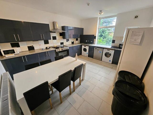 Hyde Park Road, Hyde Park, Leeds, LS6. 7 bed end of terrace house to rent £4,247 pcm £980 pw