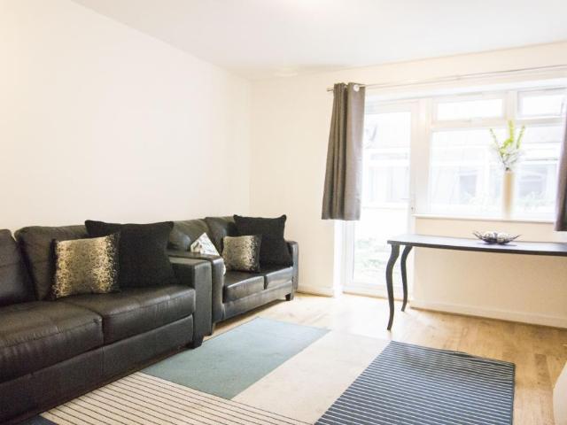 Hyde Park Road, Leeds 5 bed flat to rent £2,925 pcm £675 pw