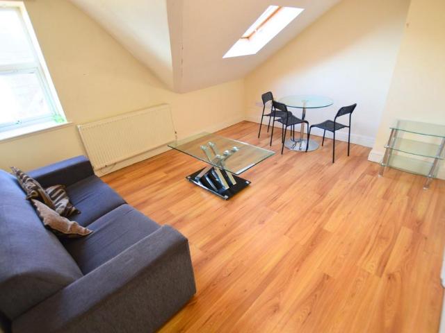 Hyde Park Road, Leeds LS6 3 bed apartment to rent £1,650 pcm £381 pw