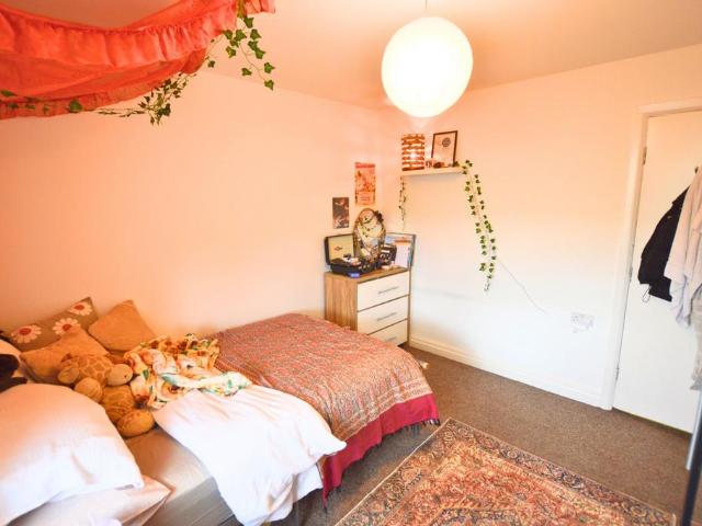 Hyde Park Road, Leeds LS6 3 bed apartment to rent £1,650 pcm £381 pw