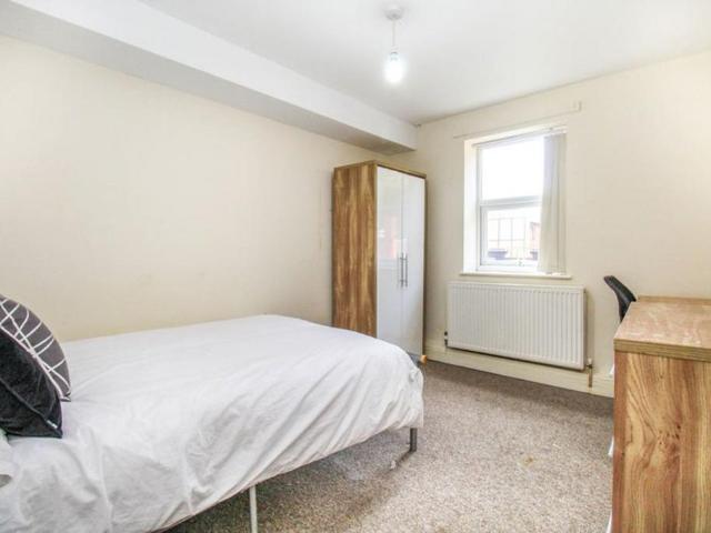 Hyde Park Road, Leeds LS6 4 bed apartment to rent £1,700 pcm £392 pw