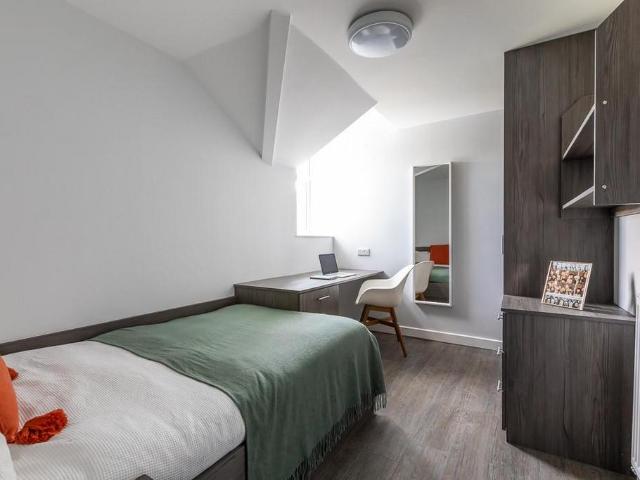 Hyde Park Road, Leeds LS6 4 bed flat to rent £2,323 pcm £536 pw