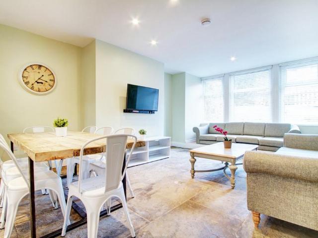 Hyde Park Road, Leeds LS6 8 bed house to rent £5,200 pcm £1,200 pw
