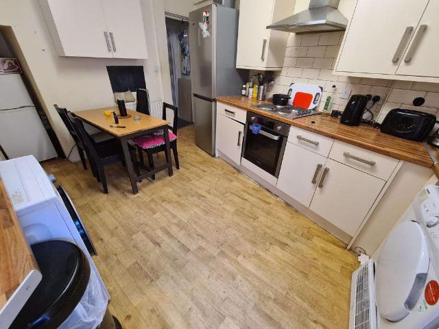 Hyde Park Terrace, Leeds 5 bed house to rent £2,968 pcm £685 pw