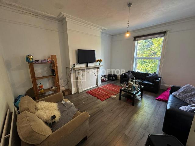Hyde Park Terrace, Leeds LS6 8 bed house to rent £5,027 pcm £1,160 pw