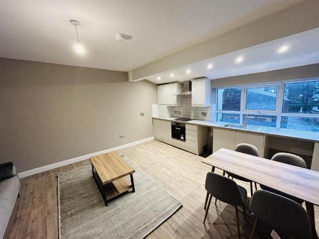 Hyde Park Villas, Hyde Park, Leeds. 2 bed apartment to rent £1,210 pcm £279 pw