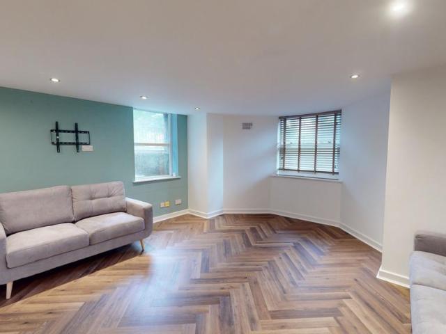 Hyde Terrace, Leeds LS2 4 bed house to rent £2,028 pcm £468 pw