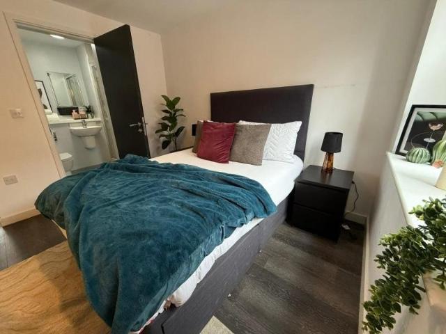 Hyde Terrace, Leeds LS2, 6 bed shared accommodation to rent, £3,250 pcm | PrimeLocation