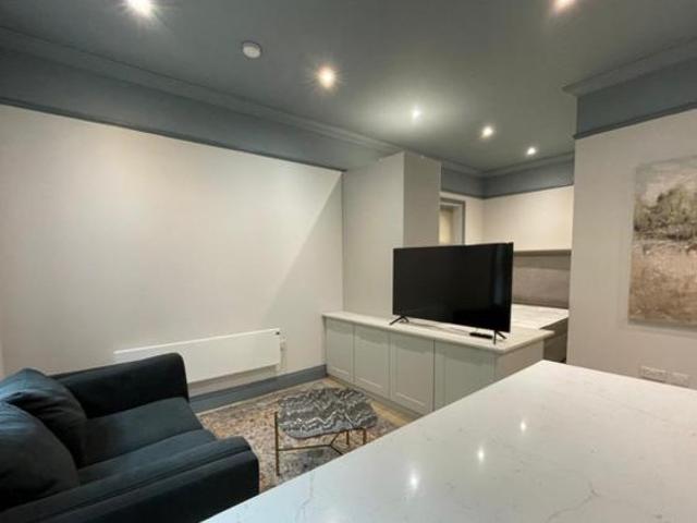 Hyde Terrace, Leeds, Studio Flat For