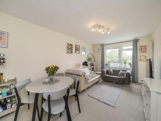 Hydethorpe Road, London SW12 3 bed flat to rent £3,000 pcm £692 pw