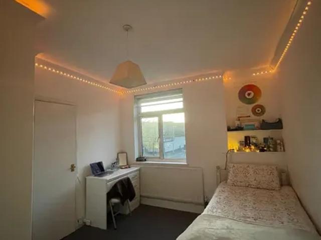 Hypoxi, 24 High Road, London, E18 2QL, United Kingdom | Room for rent #139622501 | Rentberry