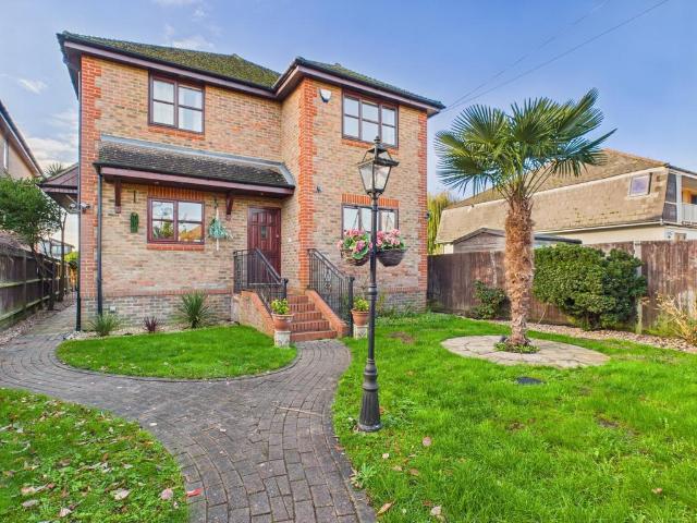 Hythe End Road, Wraysbury. 4 bed detached house to rent £3,700 pcm £854 pw