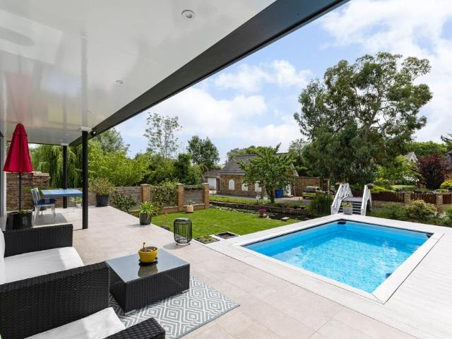 Hythe End Road Staines upon Thames TW19 3 bed detached house to rent £7,500 pcm £1,731 pw