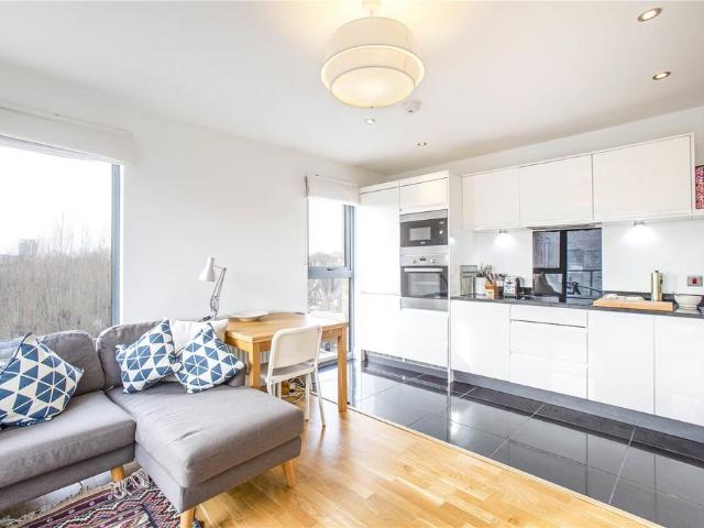 Hythe House, Green Lanes, London, N4 2 bed apartment to rent £2,850 pcm £658 pw