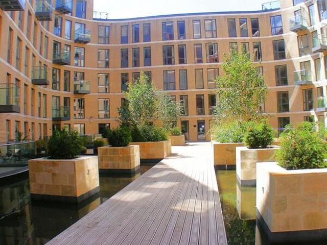 I Land, 41 Essex Street