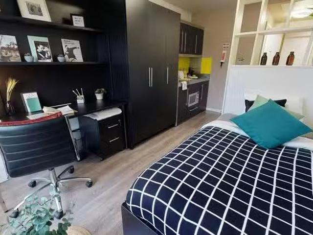 i Q City, London Gold One Bed Apartment