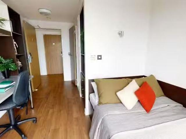 i Q Astor House Silver En Suite