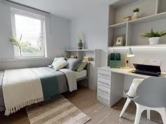i Q Leeds Gold Studio Plus
